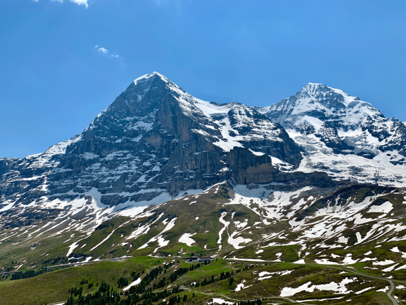 E-Mountainbiken im Angesicht des Dreigestirns Eiger, Mönch und Jungfrau. - Mythos E-Bike